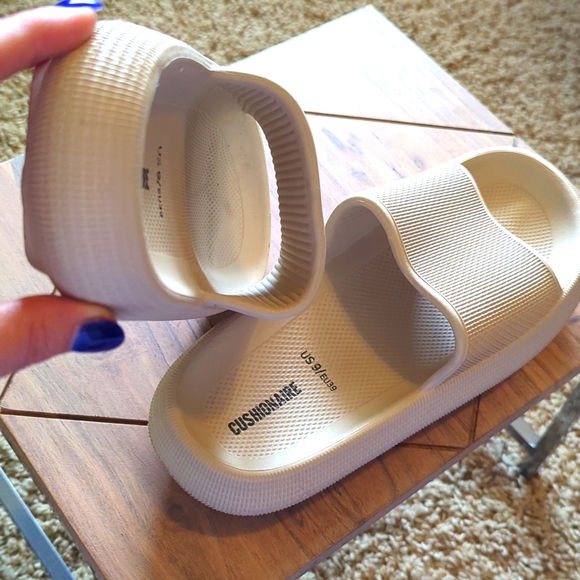 Cushionaire | Shoes | Cushionaire Slideon Sandals Size 9 Like New ...